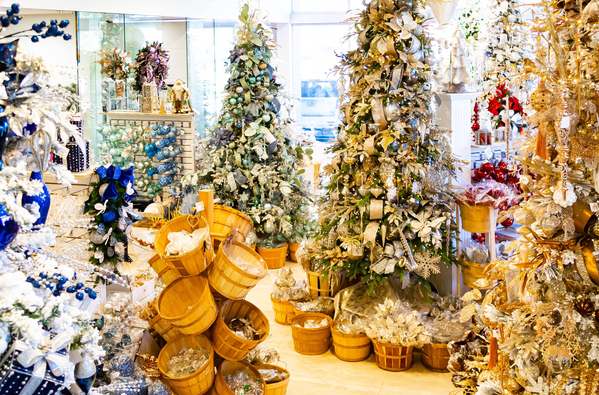 Artificial Prelit Christmas Trees | Outdoor Holiday Decoration Store